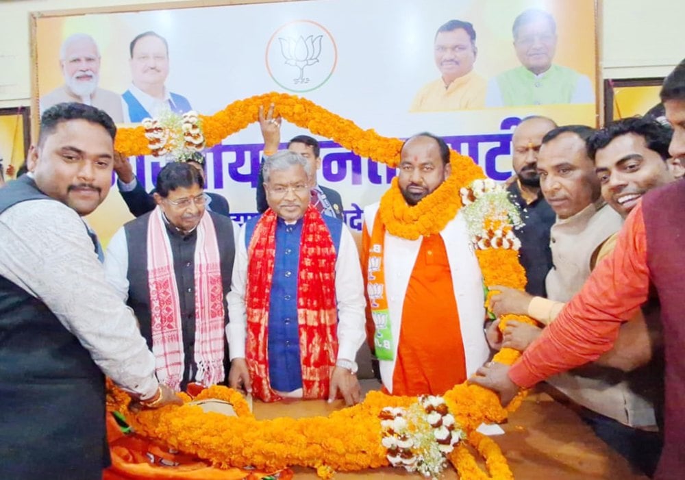 Former MP Ghuran Ram joins BJP, workers also join - Reporter Post